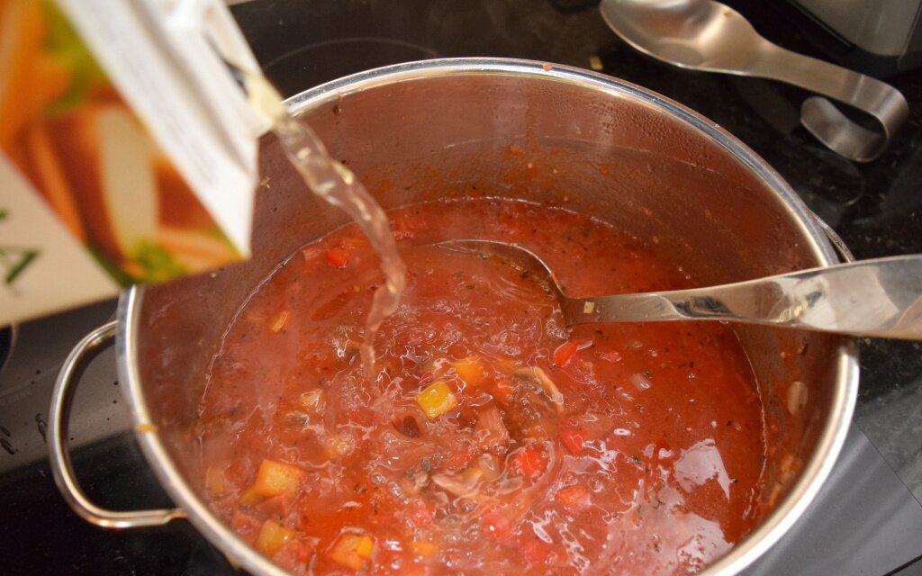 Pizza Soup! | Easy on the Cook